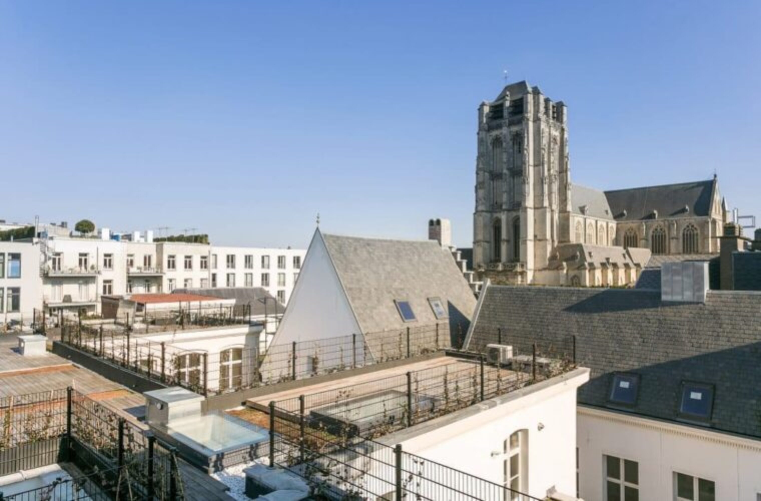 Electric Hatch - Dutch Roof Design