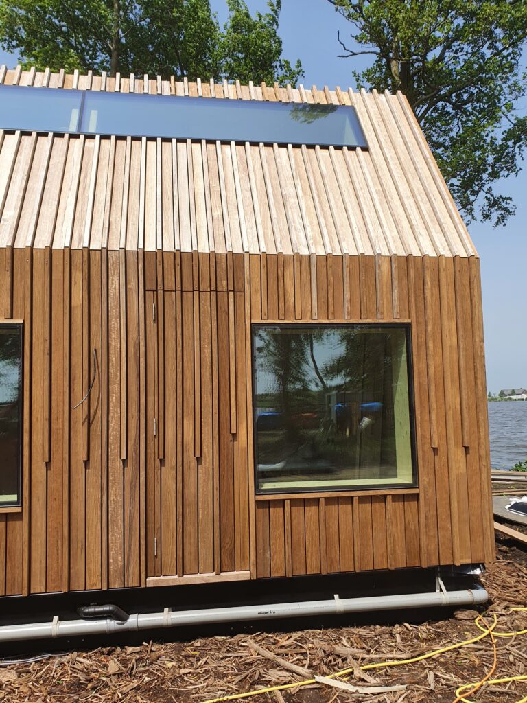 Modular roof window flush-mounted in a pitched roof
